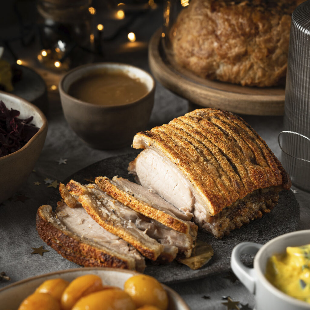 Dansk Flæskesteg u/ ben | Ridset og klar til ovnen | 1,4-1,8 kg ...